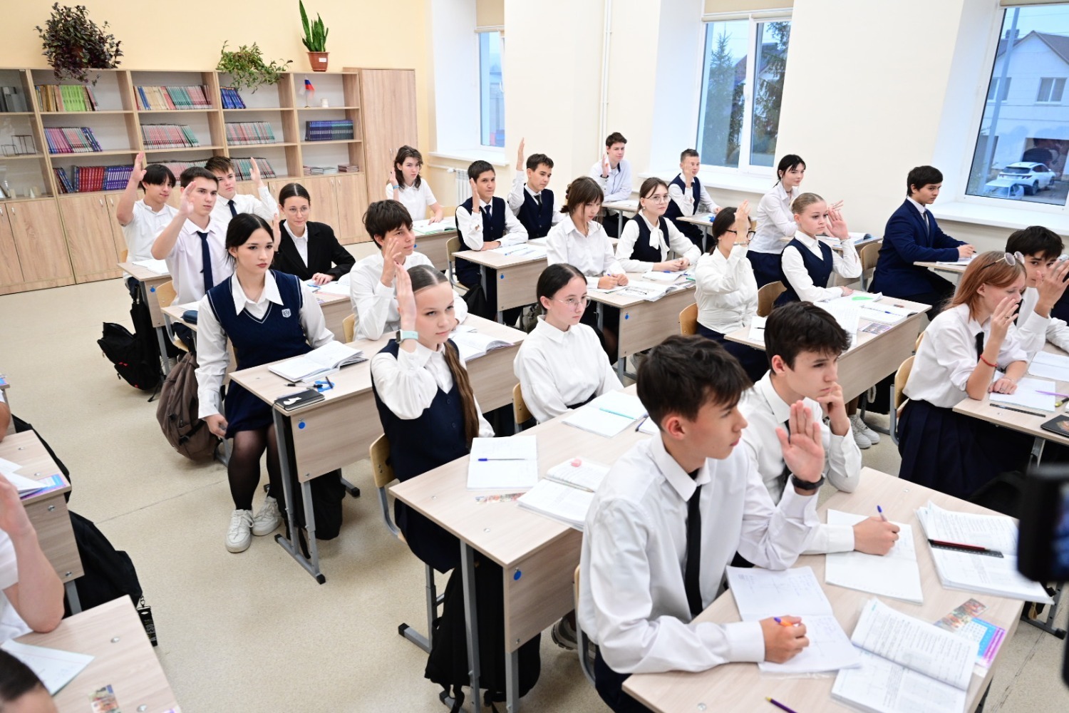 Радий Хәбиров яңартылган мәктәпкә югары бәя бирде